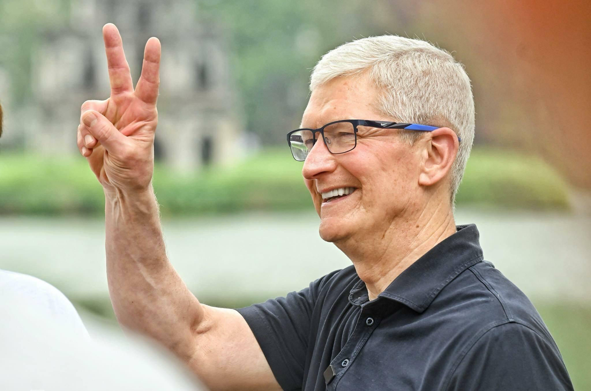 Apple CEO Tim Cook Visits Vietnam and Meets Singers My Linh